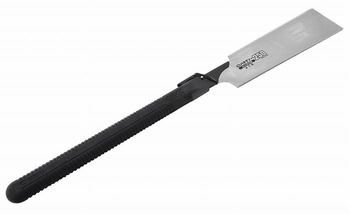 【商品詳細】サンドビック社製スウェーデン鋼を使用し腰が強く靱性に優れていますゴム柄は手袋や汗をかいても滑らず、切断時の振動を吸収するので長時間作業でも疲労が少ないタテ・ヨコ・ナナメ切がこれ1本でOK従来のバクマソーの感覚で使用できる両刃鋸安...