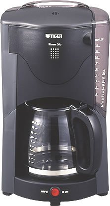 【商品説明】◆オフィスで大活躍！　たっぷり大容量の12杯◆シャワー状のお湯でムラなく抽出シャワードリップ　水容器からのお湯が均一にコーヒー豆に注がれるのでアクの少ないおいしいコーヒーができあがります。◆給水・お手入れに便利な着脱式水タンク　...