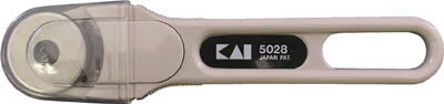 【メーカー型番】5028J【JANコード】4901331501036【ブランド】貝印　【特徴】●布・皮・ビニール・フィルム・紙などの連続切断が可能です。【用途】【仕様】●全長(mm):155●適合替刃:5028JBL●質量(g):45●刃厚...