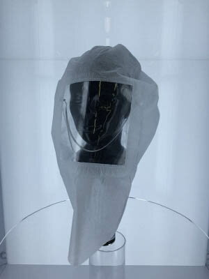 【商品詳細】●前面には防曇フィルムを使用しており、曇りにくくなっております。●頭巾内側についてるゴム紐にて頭に固定する事ができます。●頭から被る事ができますので、軽度の粉塵等を防ぐ事ができます。●塗装、建築現場。●色:ホワイト●サイズ:フリ...