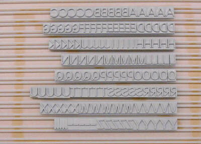 【商品詳細】●フラットスタンプ/ロールマーカーで使用する差替え式ゴム活字です。●印面の裏側が凸面仕様になっていて、印字内容を自由に設定できます。●文字サイズ(mm):3●足数(本):2●型番:YA-3●Yタイプ（英字セット）●ゴム（グレー）...