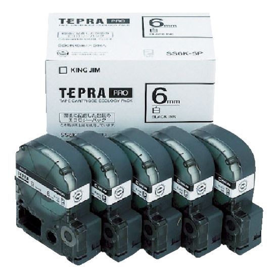 【商品詳細】●環境に優しいエコパックです。包装材を減らし、廃棄物を削減しました。●5個入りパック●テープのまとめ買いに。●テープ幅(mm)：6●テープ色：白●テープ長さ(m)：8●文字色：黒●文字色：黒●5個入り●エコマーク認定品●黒文字●...