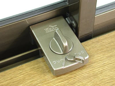 【メーカー型番】159-U【JANコード】4966483770273【ブランド】ヒナカS／S 　【特徴】●窓枠に取り付け、防犯効果を高めます。【用途】【仕様】●色:アンバー●本体寸法(mm)幅×長さ:49.5×80●材質:亜鉛ダイカスト●取...