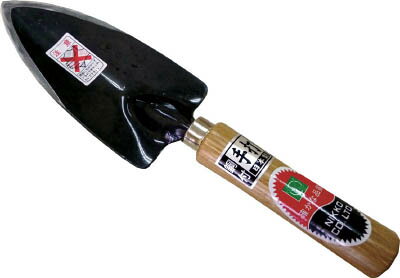 【メーカー型番】TMAT010【JANコード】4983042160443【ブランド】トンボ【特徴】●鋼付で切れ味良好です。●固い土でも食い込みやすく設計されています。【用途】●苗・球根の植え替え作業●鉢への土入れ【仕様】●刃先形:移植ゴテ形...