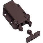 【メーカー型番】MC-37F-BR【JANコード】4510932004664【ブランド】スガツネ工業【特徴】●ワンタッチ操作で扉の開閉ができます。●扉を開けるときは、指先で扉を軽く押すだけで開きます。閉時はアームがストライカーをしっかりキャ...