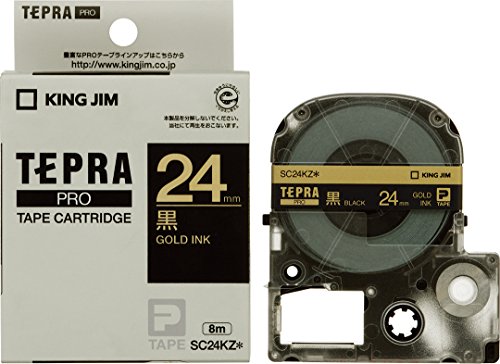 メーカー：キング品番：SC24KZJANコード：4971660758777「キングジムテプラPROテープSC24KZ(黒/金文字24mm幅)」は、キングジム24mm幅のテプラテープカートリッジです。カラーは黒色のシールに金文字。お店のPOP...