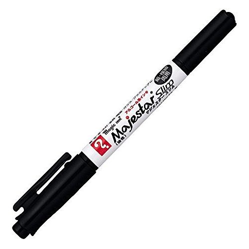 マジック マジックインキ マジェスター P 黒 MMJ70P-T1JANコード：4902071555013【本体サイズ】141×16.6×12.2mm【インキ】油性染料【ペン先】細・極細両用【用途】事務用・宛名書き・名前書き・園芸用・写真な...