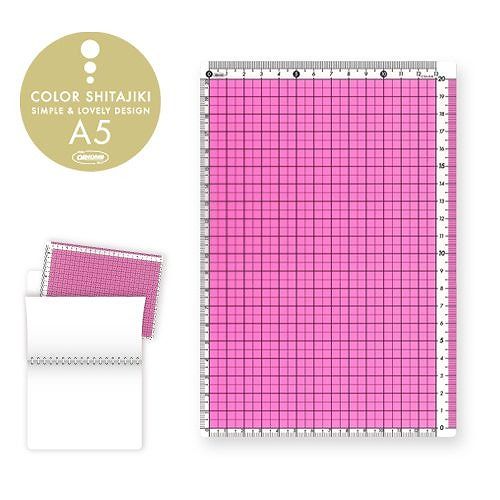 A5サイズ用カラー方眼下敷【ピンク】CPK-A5-PJANコード：4963346114847品番：CPK-A5-P線やグラフを書く時に便利な5mm方眼タイプのカラー下敷。全ての辺に目盛りがあり、定規としての機能も備えています。表面は光沢クリ...