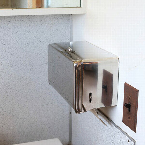 ●さりげなくお部屋の雰囲気のアクセントになるティッシュディスペンサーです。●中に入れるティッシュはお好みと用途によって選べます。●ペーパーの交換時はプッシュボタンで開閉できるので簡単手間いらずです。●壁取り付けとテーブルなどに置いて使用する...