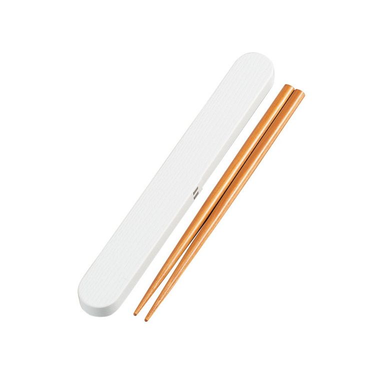 【商品説明】モノトーンでスタイリッシュなカラー●木目調の質感がリアルに表現された箸箱セットです。●モノトーンでスタイリッシュなカラーで男女問わずお使いいただけます。●18cmの箸がセットになっています。●箸は天然木で滑りにくく持ちやすいです...