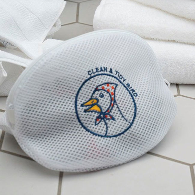 【商品説明】ご機嫌なアヒルを中央に構えたランドリーバッグSサイズです。小物類の収納に便利な立体型タイプです。3層になったクッション性のある生地で、衣類の収納や日常の洗濯ネットとしておすすめです。サイドまでしっかり開閉ができるので、出し入れも...