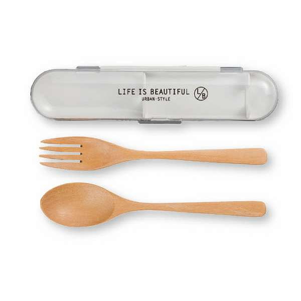 【商品説明】LIFE IS BEAUTIFULの手書き風ロゴがおしゃれなスプーンとフォークのセットです。カトラリーの長さはお子様から大人の方まで幅広くお使いいただける約18cmです。ケースの底面が工夫されているので、スプーンとフォークを簡単...