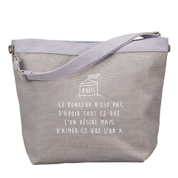 【商品説明】Cafe de parisシリーズの持ちやすいワンハンドルとたっぷり入るサイズ感が特徴的なランチバッグです。保冷スペースはファスナー付きで温度をキープしてくれます。保冷スペースと通常のバックスペースが別になっているのでお財布、鍵...