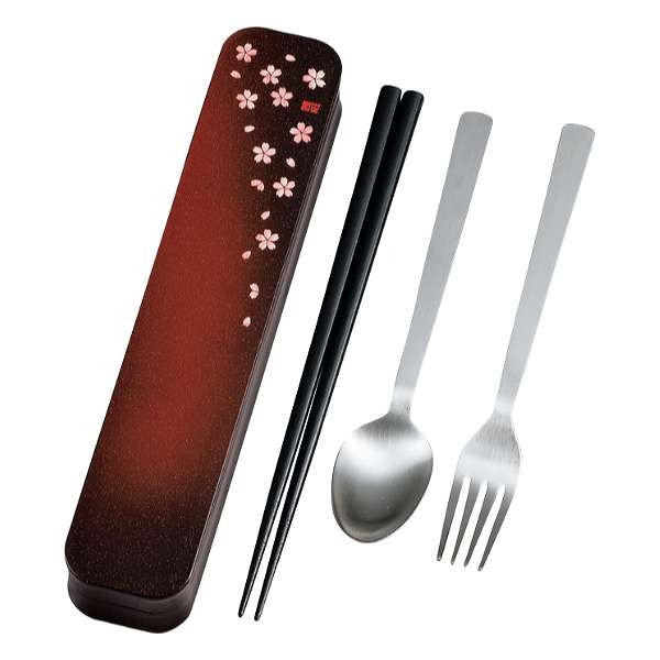 【商品説明】和風な桜模様のトリオセットです。飽きのこない和を感じさせてくれるデザインで、男女問わずお使いいただけます。お箸・スプーン・フォークが全て揃っているので食事によって使い分けられて便利です。食洗機対応なのでお手入れも簡単です。【商品...