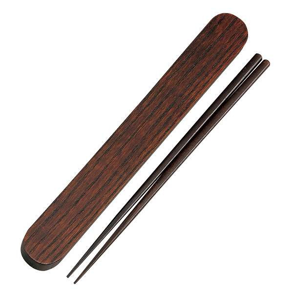 【商品説明】天然木を使用した箸と箸箱のセットです。箸は男性の方でも使いやすい、長めの22.5cmです。持ち運びの際に便利なベルト付きです。【商品情報】■サイズ約 幅24.8×奥行3×高さ1.3（cm）　箸：22.5cm■材質天然木■生産国中...