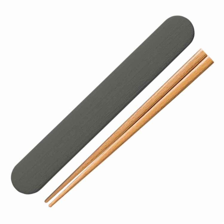 【商品説明】淡いカラーの木目調のお箸＆箸箱です。お箸の長さは男性でも使いやすい18cmです。シンプルなデザインなので性別問わずお使いいただけます。箸箱は開け閉めしやすいスライド式です。同じシリーズのお弁当箱と揃えると統一感がでるのでおすすめ...