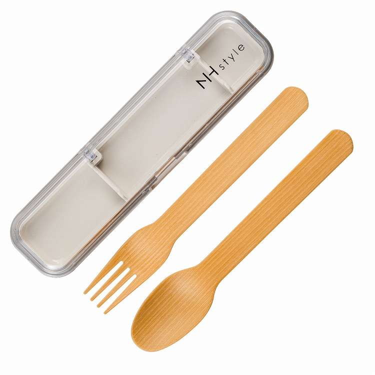 【商品説明】シンプルなデザインのカトラリーセットです。スプーン・フォークの長さは18cmです。男性・女性問わずにお使いいただけます。安心の日本製です。【商品情報】■サイズ約 幅19.5×奥行4.8×高さ2.6（cm） スプーン・フォーク：約...