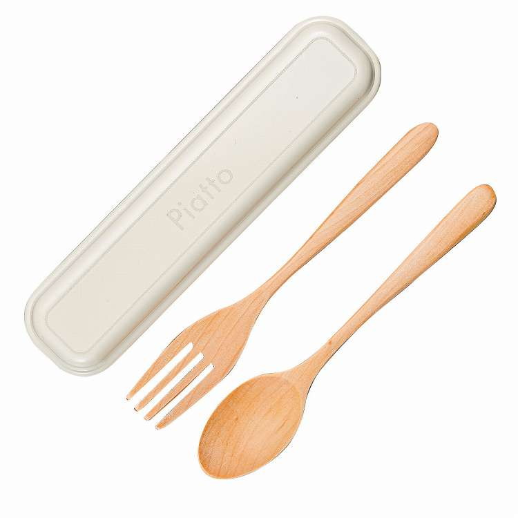 【商品説明】ケース付きで持ち運びに便利なカトラリーセットです。お弁当やアウトドアにも大活躍です。スプーンとフォークは木製で口当たりがやさしいです。【商品情報】■サイズ約 幅17×奥行4×高さ2.6（cm） スプーン・フォーク：約 長さ15....