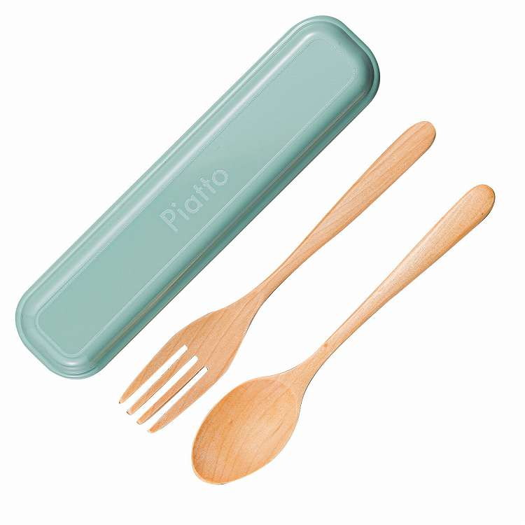 【商品説明】ケース付きで持ち運びに便利なカトラリーセットです。お弁当やアウトドアにも大活躍です。スプーンとフォークは木製で口当たりがやさしいです。【商品情報】■サイズ約 幅17×奥行4×高さ2.6（cm） スプーン・フォーク：約 長さ15....