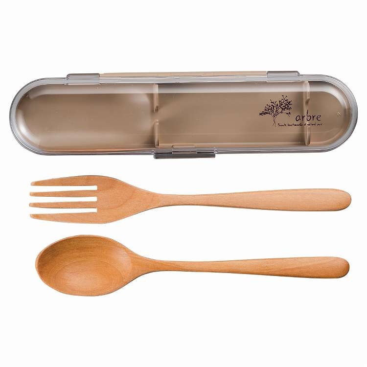 【商品説明】天然の木を使用したカトラリーセットです。【商品情報】■サイズカトラリー：15.5cm ケース：約幅4×奥行き17×高さ2.6（cm）■材質スプーン・フォーク：木製 ケース：ABS樹脂 蓋：AS樹脂■生産国中国（ケース：日本）■セ...