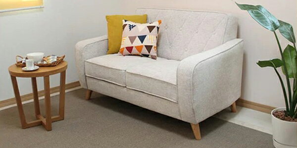 シンプルながらおしゃれなコンパクトな2Pソファ。ナチュラルで優しい色味のアイボリーとライトブルーをご用意しました。ファブリックに合う木脚がさらに優しい印象を与えます。ベッドに使われるポケットコイル仕様のため、座り心地や品質に自信ありです。■...