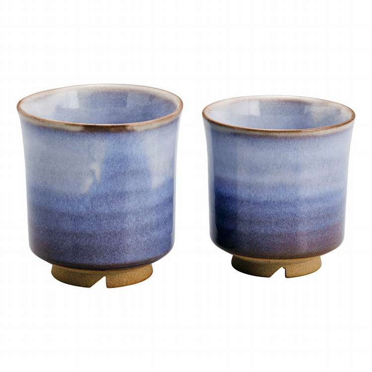 【商品詳細】紫色のグラデーションが美しい夫婦湯呑です。材質:陶器生産国:日本セット内容:大（径8×9cm）・小（径7.5×8cm）×各1【代引きについて】こちらの商品は、代引きでの出荷は受け付けておりません。【送料について】北海道、沖縄、離...