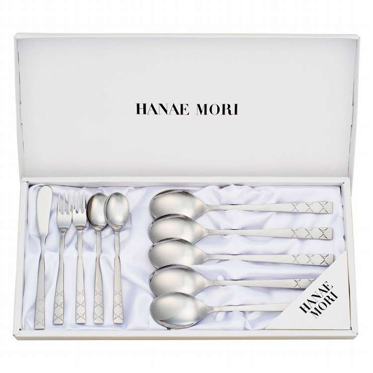 【商品詳細】家庭用食洗機使用可。材質:ステンレス生産国:日本セット内容:コーヒースプーン（全長13cm）・ヒメフォーク（全長13cm）×各2、バターナイフ（全長14.5cm）×1、ディナースプーン（全長17.5cm）×5【代引きについて】こ...