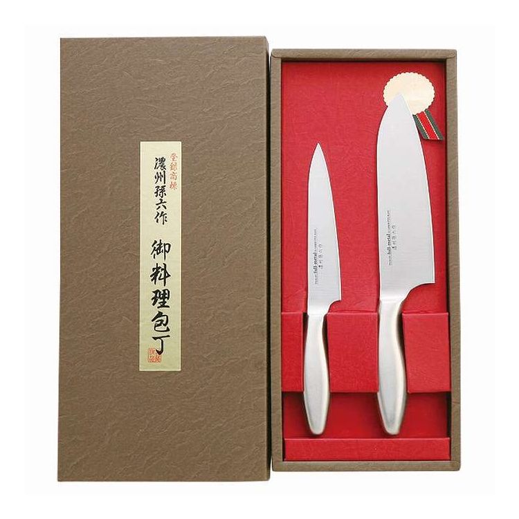 【商品詳細】濃州孫六作の伝統を受け継いで1丁ずつ作られた包丁です。内容:三徳包丁（刃渡約170mm）・ペティナイフ（刃渡約135mm）×各1原産国:日本【代引きについて】こちらの商品は、代引きでの出荷は受け付けておりません。【送料について】...