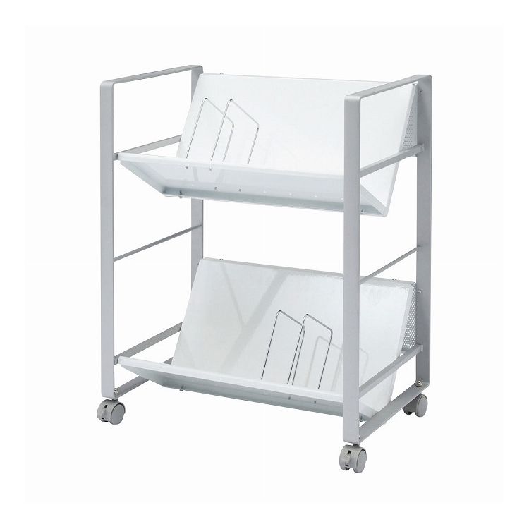 【商品特長】デスク周りで書類整理に最適なファイルワゴン。2段収納・斜め棚板タイプ。●A4ファイルやカタログなどを2段で収納できます。●斜め設計の棚板なので、ファイルなどが取りやすくなっています。●ブックエンドは移動可能です。●前キャスターは...