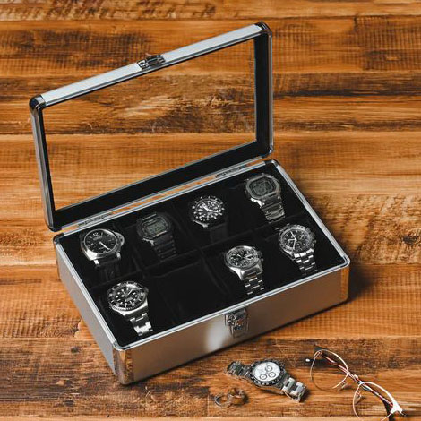 【商品説明】お気に入りの腕時計を、美しく保管。高級感のあるデザインなのでインテリアとしてもおすすめです。サイズ:横29.5cm・奥行20.0cm・高8.5cm　 重量:1.2kg 仕切り:横6.3cm・奥行9.3cm・高6.0cm 素材:ア...
