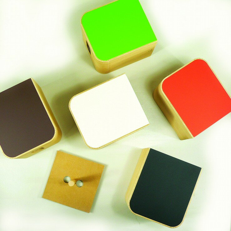 コンパクトで可愛いティッシュペーパーストッカーです。トイレットペーパーも収納可能です。漆器の技術を応用して手作業にて製造しております。サイズ：13×13×15※本製品は手作りの風合いを大切にしております。そのため、色が均一でない場合がありま...