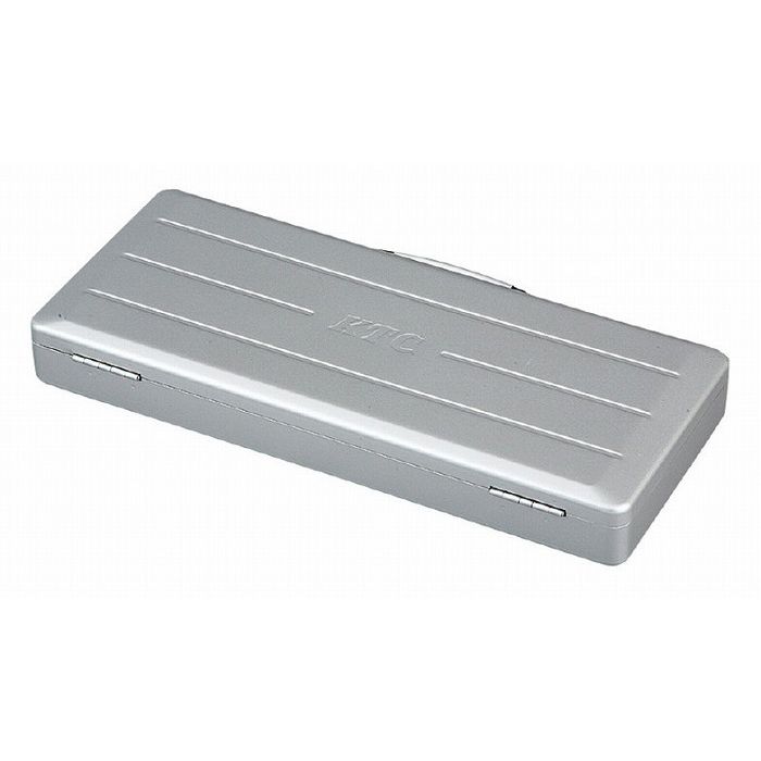 【商品詳細】●本体サイズ(mm)：W455xD190xH60●重量(kg)：1.6●工具、部品の管理等に便利です。●材質はスチール製です。●トランク形（ハンドル付）のメタルケースです。【代引きについて】こちらの商品は、代引きでの出荷は受け付...