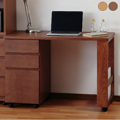 ■商品説明●天然木を贅沢に使用した収納付きデスクです。左右の袖にマガジンラックとチェストが付いています。●マガジンラックとチェストは左右入れ替えることも可能です。●キャスター付きなので使わない時はミドルベッドの下にスッキリ収納できます。模様...