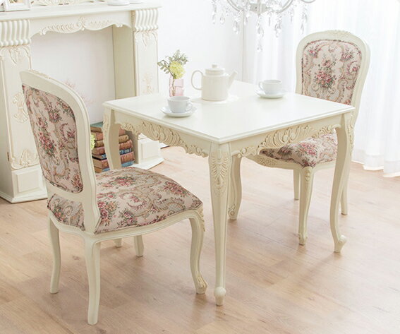 商品名 アンティーク調猫脚シリーズダイニング3点セット商品説明 ○ 高級素材マホガニーを贅沢に使用。○手彫りの装飾が優雅な雰囲気。○テーブルの脚はやさしい曲線を描いた猫脚デザイン。○天板のコーナーに段差を取り、側面から見てもエレガントな印象...