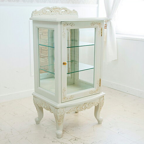 商品名 ウォッカガラスキャビネット商品説明 ○エレガントにお部屋を演出してくれる猫脚アンティーク調シリーズ家具。○装飾をより華やかにするために手彫り、浮き彫りの技術で表面にゆるやかな凸凹。○贅沢な雰囲気よりいっそう引き立てる為に取っ手はすべ...