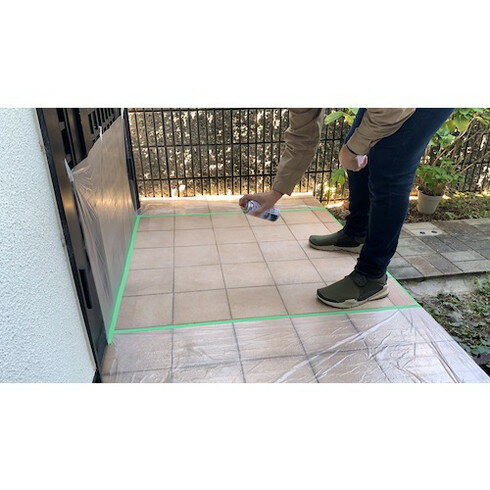 【商品スペック】特長●骨材配合型スプレーの為簡単に施工できます●各種素材に強固に密着●石材、タイル、各種鉄部、木材、塗床、塩ビなどに使用可能●滑り止め専門メーカーが研究開発した商品です●クリア色半艶タイプ●滑り止めテープの代わりに●目立たな...