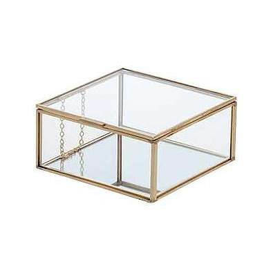 【商品説明】女性らしさあふれる華奢で細身のフレームが特徴のガラスボックス。ストッパーのチェーン付だから、ふたを開けたままディスプレイできます。生産国:中国素材・材質:ガラス、ブラス、アイアン、ミラー商品サイズ:W10×D10.5×H4.5c...