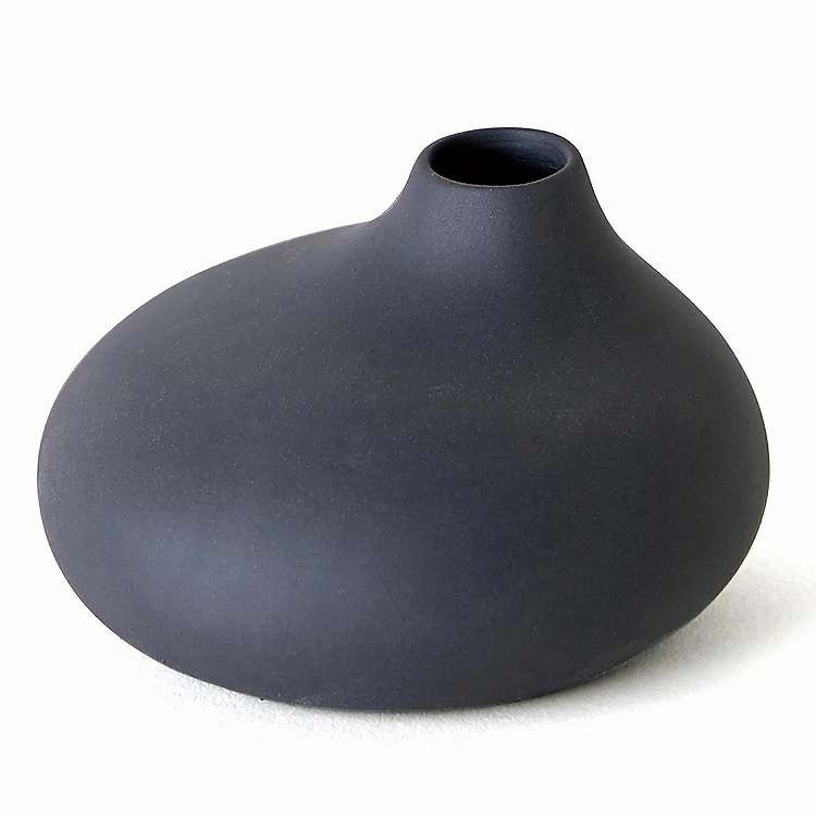 【商品説明】小ぶりなサイズのフラワーベースは、お花初心者にもおすすめです。お気に入りの草花を一、二輪挿すだけで、雰囲気よく飾ることができます。素材は、マットな質感の陶器です。水アカなどが目立ちにくいのもポイントです。ニュアンスのあるカラーと...