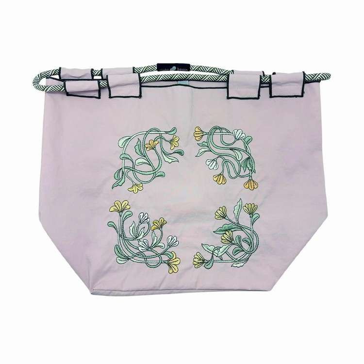 【商品説明】個性的な刺繍がおしゃれなバッグです。エコバッグやショッピングバッグ等、使わないときはコンパクトになるのでとても便利です。生産国:中国商品サイズ:430×185×300mm【代引きについて】こちらの商品は、代引きでの出荷は受け付け...