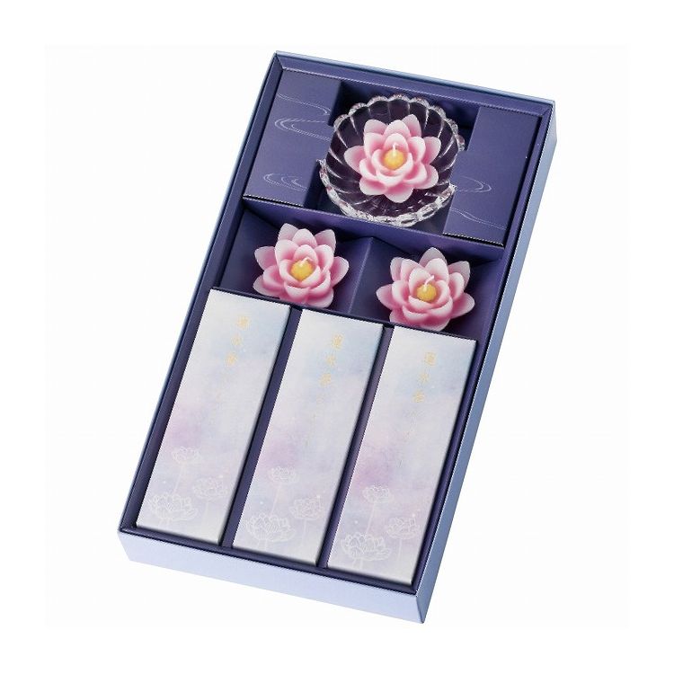 【商品特徴】「祈る心」をお伝えしたいけれど、相手に気を使わせたくないという方から選ばれる紙箱のご進物。清らな哀しみを表現した色使いと繊細な蓮のローソクが美しく、白檀を基調としたフローラルの香りのお線香（煙少香）が、贈られる方をやさしく包み込...