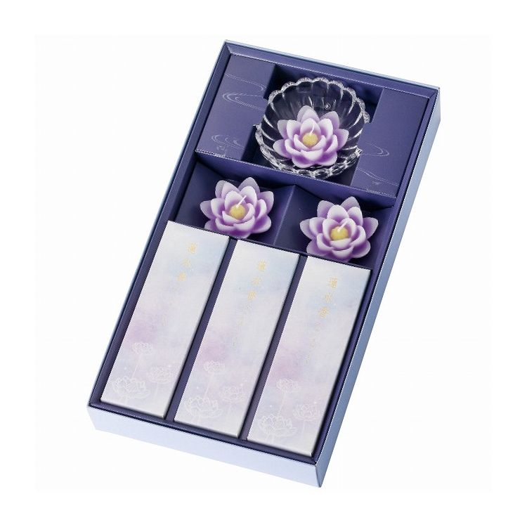 【商品特徴】「祈る心」をお伝えしたいけれど、相手に気を使わせたくないという方から選ばれる紙箱のご進物。清らな哀しみを表現した色使いと繊細な蓮のローソクが美しく、白檀を基調としたフローラルの香りのお線香（煙少香）が、贈られる方をやさしく包み込...