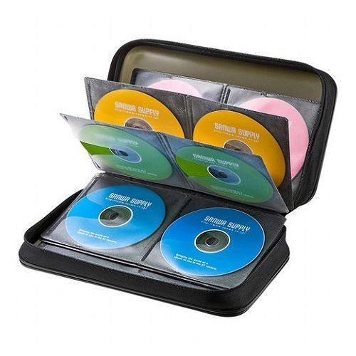 【商品特長】●ブルーレイディスクの収納に対応した凹凸が少なく柔らかい不織布を採用しています。●ケース部分はフレーム構造を採用したPP素材のセミハードケースでメディアを衝撃から保護します。●持ち運びに便利な取っ手付きのファスナータイプです。●...
