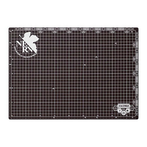 商品詳細表面は10mm間隔のグリッドと5mm間隔のめもり、規定用紙サイズ(B5・A4・B4・A3・ハガキサイズ)の目安付き。注意事項などの表記をワークブランド「A.T.FIELD」らしくアレンジしつつも実用的なデザイン。裏面は2号機のイラス...