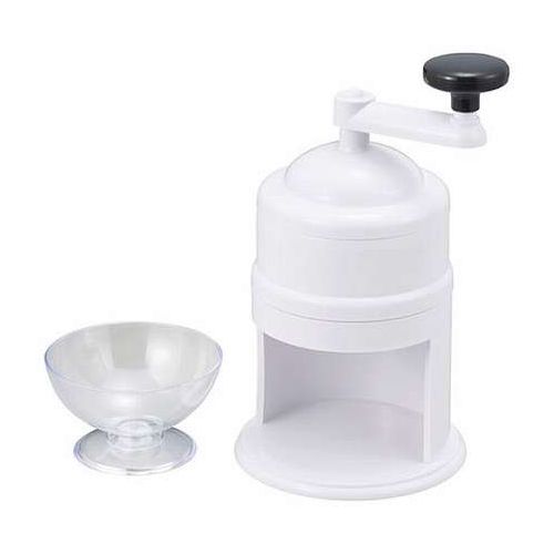 ふわっふわなかき氷が作れる手動式のかき氷器。家庭用の角形氷でも簡単に作れます。メーカー品番:5005182内容物:本体(約185×155×280mm)×1素材:PP・ステンレス生産国:中国パッケージ形態:化粧箱箱サイズ:約157×157×2...