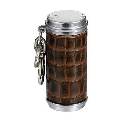 スタイリッシュなスライド式アルミ製携帯灰皿持ち運びに便利な軽量アルミボディの携帯灰皿。ふたの開閉は片手で可能。上蓋を左右に押すと開く開閉式。底蓋は回転させると開きます。吸い殻はこまめに捨て使用したら必ず蓋を占めてください。カラビナと二重リン...