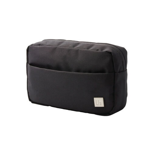 使い勝手と質感を高めたスタンダードバッグシリーズ“UB”のガジェットポーチです。300Dの高密度ポリエステルを使用し、手触りの良さと耐久性を兼ね備えています。ポーチ内側にマチ付きの収納ポケットと、収納物の厚みに応じて伸縮するニットメッシュ素...