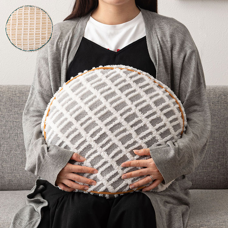 ■商品サイズ約幅34×奥行34×高さ16cm■素材ポリエステル■生産国中国■特徴優しい色合いの北欧風ボアチェッククッション触り心地の良い凹凸のあるチェック柄が入ったクッション&フットインクッション。落ち着いたトーンのくすみカラーをアクセント...