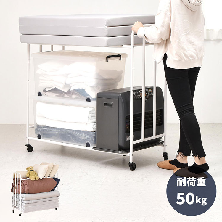 ■掛け布団や枕もまとめて収納できる、2段で大容量の布団収納ラック。丈夫なキャスターが付いていますので移動もラクラクです。通気性抜群の収納ラックは、床に直置きしませんので、湿気が溜まりにくく、臭いやカビ予防になります。収納する布団の厚みや枚数...