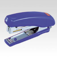 ワンタッチオープンで針入れ簡単！針の残量が一目で分かります。●カラー／ブルー●寸法／幅21×長さ90×高さ46mm●使用針／No．10−1M（10号針）別売●とじ枚数／約20枚●装填数／50本●とじ奥行／最大51mm●材質／再生ABS樹脂●...