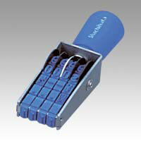 この印鑑はシャチハタ・既製品回転ゴム印(欧文4連)1号明朝体商品番号：19514CF41Mでございます。3．95cm×3．5cm×12．6cm【送料について】北海道、沖縄、離島は送料を頂きます。